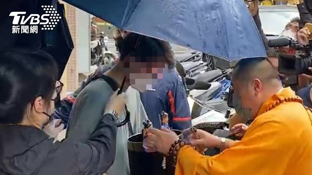 忍淚踏進租屋處招魂 馬國女大生弟捧牌位輕喚：回家了 | TVBS | LINE TODAY