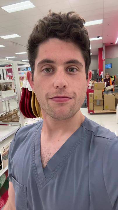 【LINE你睇】醫生挖樹受夠了 拍片呼籲：別再亂塞聖誕樹擺設 | LINE TODAY | LINE TODAY