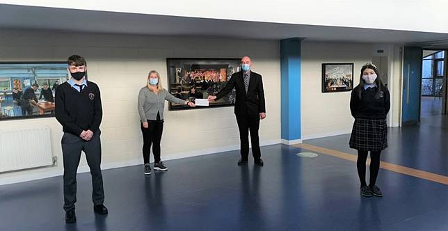 高中禁止女學生「穿緊身褲、露出膝蓋」只因「怕男教師分心」引撻伐 上萬人連署抗議 | 太報 | LINE TODAY