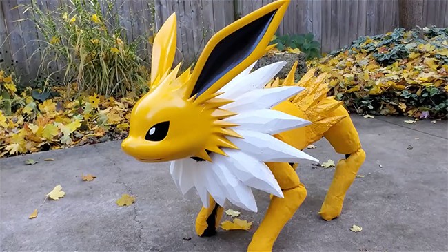 歩くポケモンゲットだぜ!? 犬型ロボットを等身大サンダースに変身させた「Full-Sized Jolteon Robot」(bouncy)