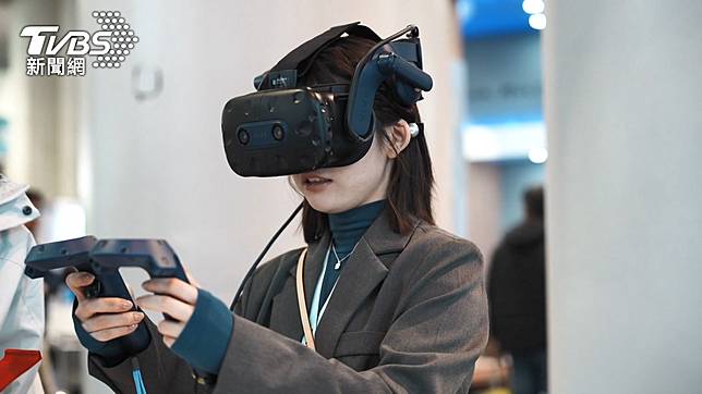 虛實整合！ VR世界裡「遠端開會、操控工廠」 | TVBS | LINE TODAY