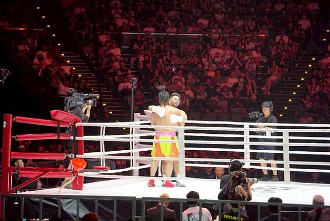 《拳上》Peeta葛哥進場帶6yi7媽播「聽媽媽的話」全場笑翻 | 華視新聞 | LINE TODAY