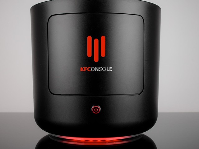 嘘から出たまこと⁈ フライドチキンを温められるゲーミングPC「KFConsole」がまさかの正式発表！（アスキー）