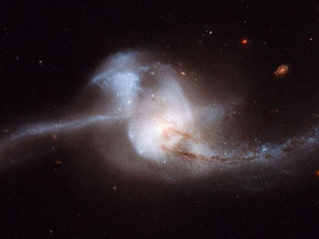 銀河を食し、融合の最終段階に達した「NGC 2623」（sorae 宇宙へのポータルサイト）