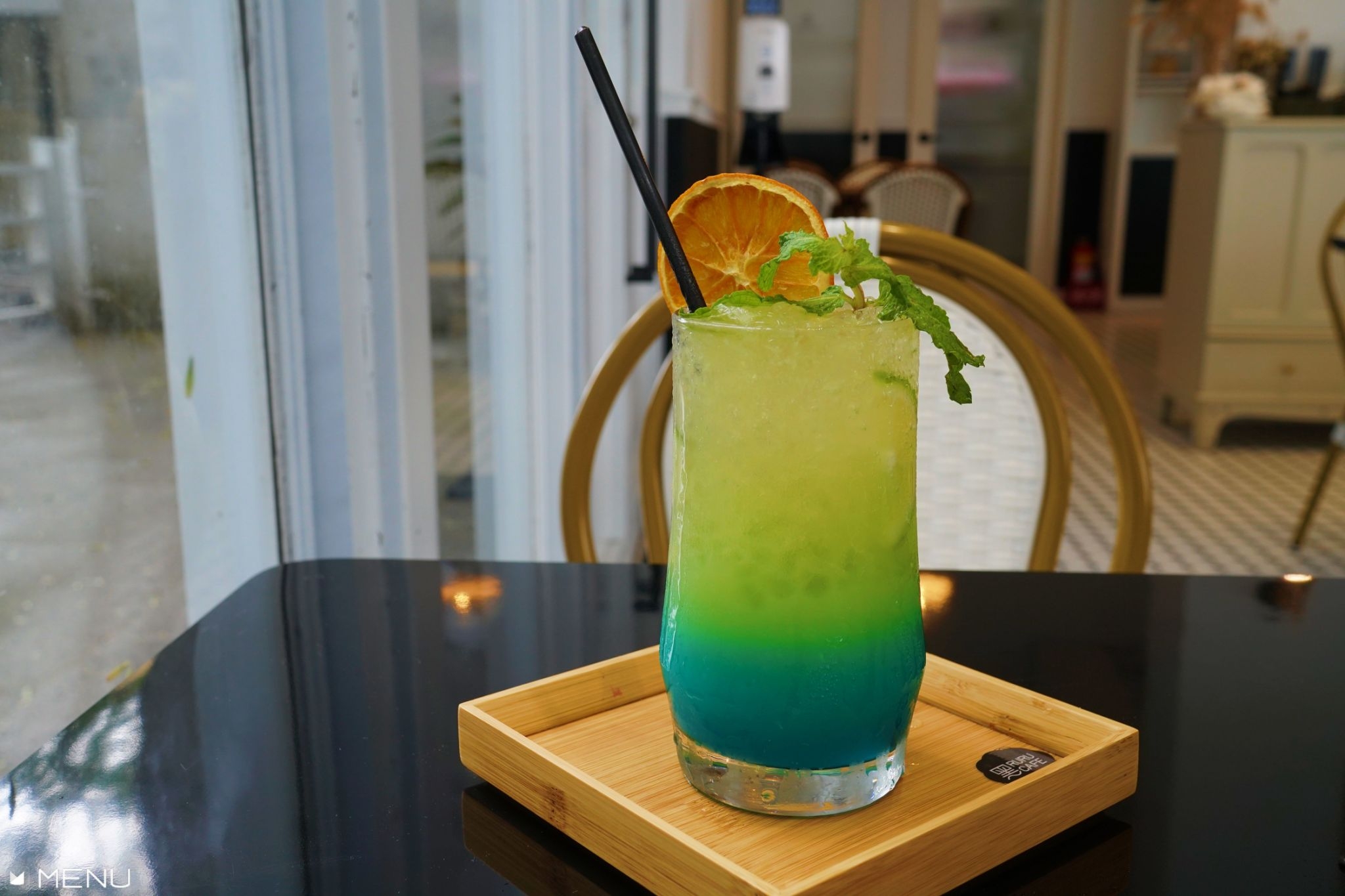 【MENU帶路】時尚黑白風格的「黑RURU CAFE」，超萌笑笑羊陪你一起享受午茶時光 | LINE購物