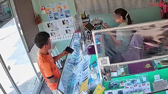 สาวเจ้าของร้านสุดช็อก หนุ่มหื่นบุกร้าน ชวนดูคลิปโป๊ะ งัดของลับโชว์ ผู้หญิงหน้าร้านก็โดน ...