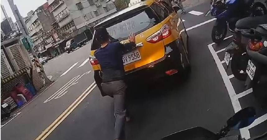 計程車司機「老漢推車」是拋錨嗎？ 真相一出網笑翻：時間管理大師 | CTWANT | LINE TODAY