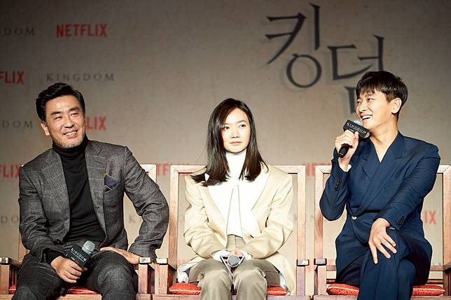 Korseries | เปิดตัวซีรีส์เกาหลีที่ทั่วโลกจับตา "Kingdom" สร้างกิมมิคซอมบี้บุกงานแถลงข่าว