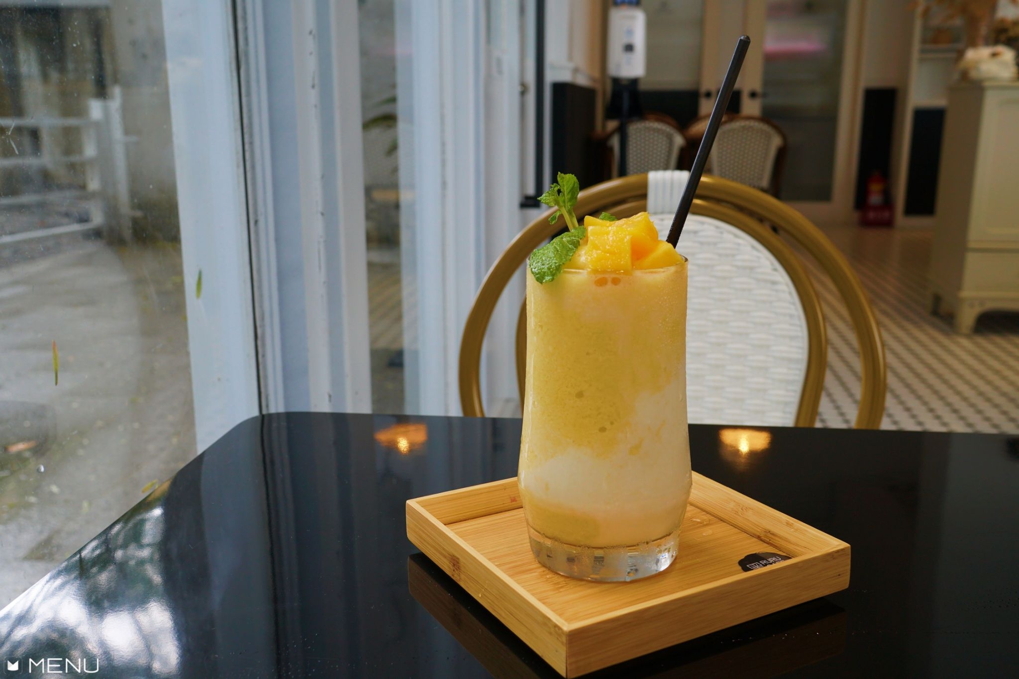 【MENU帶路】時尚黑白風格的「黑RURU CAFE」，超萌笑笑羊陪你一起享受午茶時光 | LINE購物