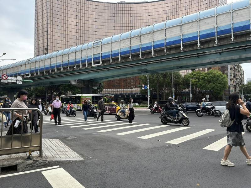 終結行人地獄惡名！交通部：全台547處路口適用「行人專用時相」 | 新頭殼 | LINE TODAY