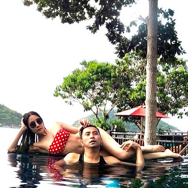 SpringNews | " บอล เชิญยิ้ม" จูงมือ ยูริ ภรรยาสาว หลบร้อนเกาะเต่า สวยแซ่บจัดเต็มชุดบิกินี