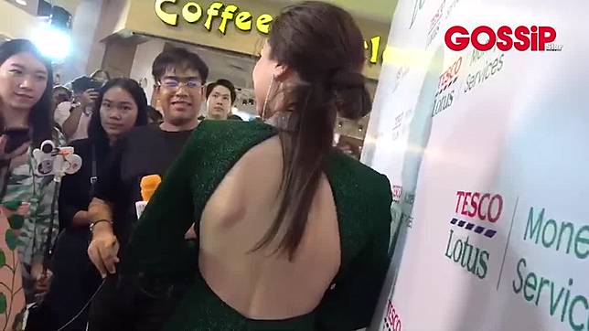 Gossipstar.com | น่าลูบไล้! ใบเฟิร์น " แพทริเซีย เปลือยแผ่นหลังยั่วๆ