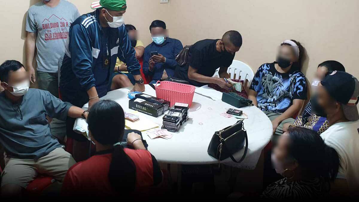 ปกครองหาดใหญ่ บุกรวบ 16 นักพนันป๊อกเด้ง-เต๋าปั่น เล่นไม่สนโควิด ยึดเงินสด 7 หมื่น | Khaosod ...