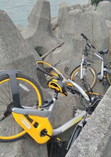 Obike哭哭！登台亂象多惹民怨 竟遭棄海邊消波塊 | NOWnews 今日新聞 | LINE TODAY