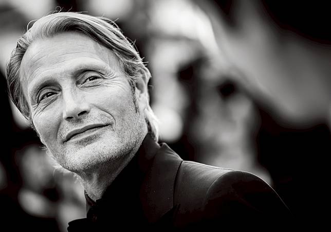 好萊塢「惡棍專門戶」邁茲米克森 Mads Mikkelsen 透露使壞秘訣：「在反派身上找到人味，觀眾就能夠理解他的所作所為」 | VOGUE ...