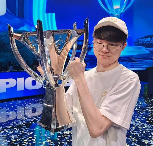 《英雄聯盟》世界賽Faker後台「1暖舉」 曝光 網狂讚：要怎麼不愛他 | 新頭殼 | LINE TODAY