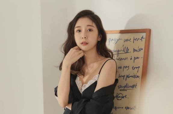 Albee尾牙「透膚挖空」 手一舉驚艷網！ | 民視新聞網 | LINE TODAY