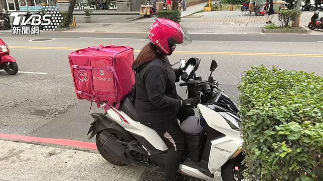 外送控「淡水豪宅人行道臨停遭檢舉」 怒喊拒送 | TVBS | LINE TODAY