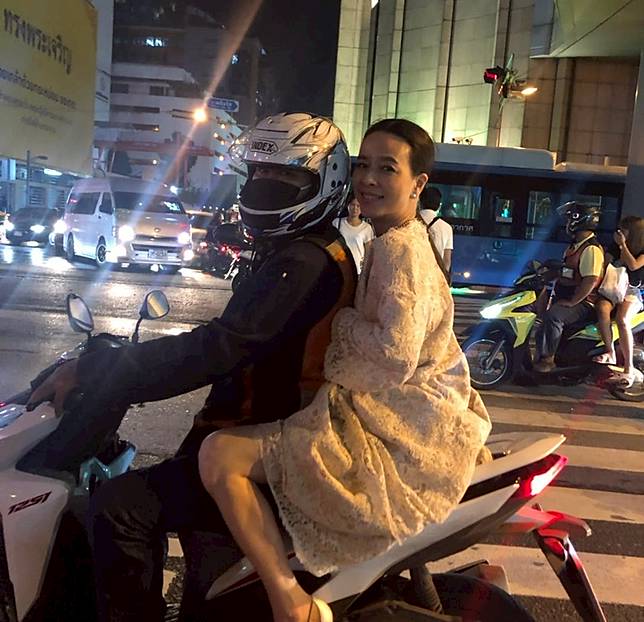 Workpoint News | " มาดามแป้ง" ซ้อนมอไซค์วินหนีรถติดวันฝนถล่มกรุง-ชาวเน็ตแซวนั่งวินยังสวย