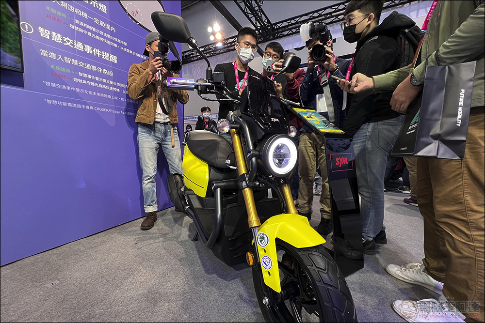 宏佳騰 CROXERA M 智慧後照鏡正式發表，不只電車能用 SYM 的 KRNBT 也將搭載 | LINE購物