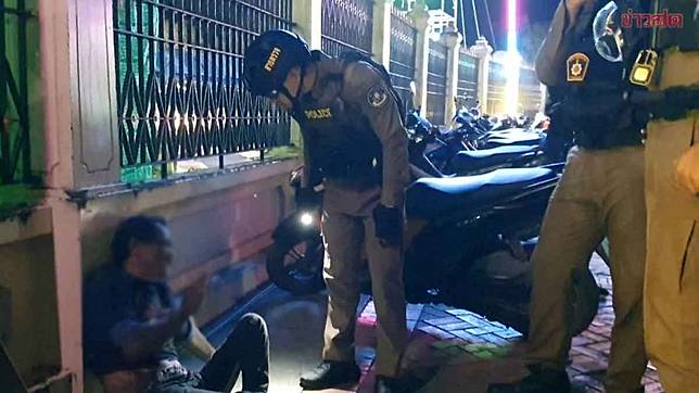 นักท่องเที่ยวหนีวุ่น เจอหนุ่มพกปืน อ้างอยากโก้ ติดคุกนับ 10 ครั้ง | Khaosod | LINE TODAY