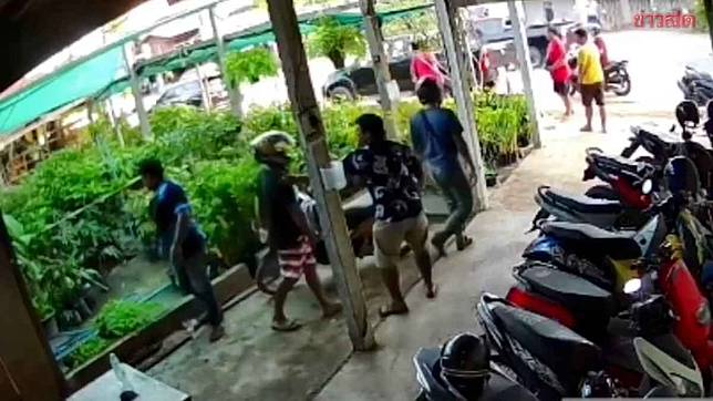 ยกพวกบุกล็อกคอเจ้าของร้าน รุมทำร้ายข่มขู่ ลั่นตีฝากไปถึงลูกน้อง | Khaosod | LINE TODAY