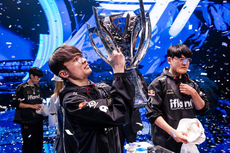 LOL冠軍賽戰況一面倒！大魔王Faker加冕4冠王 延續Bo5對中國不敗神話 | 鏡週刊 | LINE TODAY