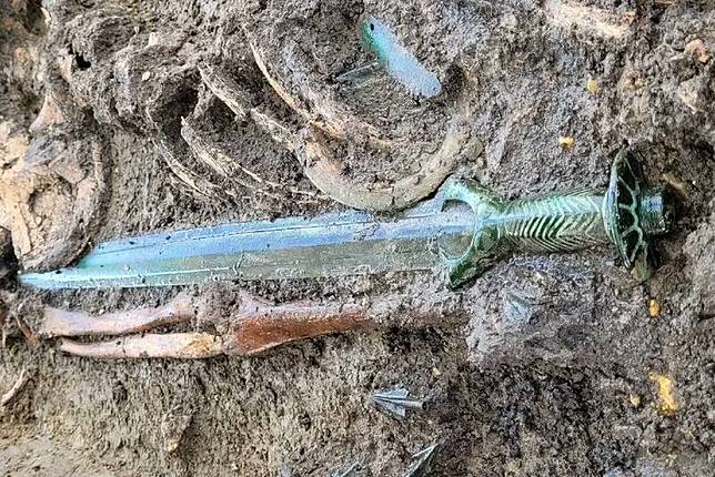 德國出土3000年前青銅劍 學者驚嘆「仍閃閃發光」 | 自由電子報 | LINE TODAY
