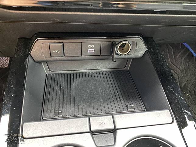 Toyota Prius PHEV No.019 ---- 車內插座是否夠用？ | 小七車觀點 | LINE TODAY