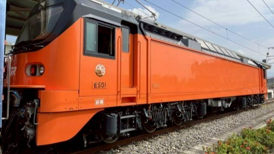 台鐵日系E500型電力機車亮相 明年5月營運「大幅提昇準點率」 | 太報 | LINE TODAY
