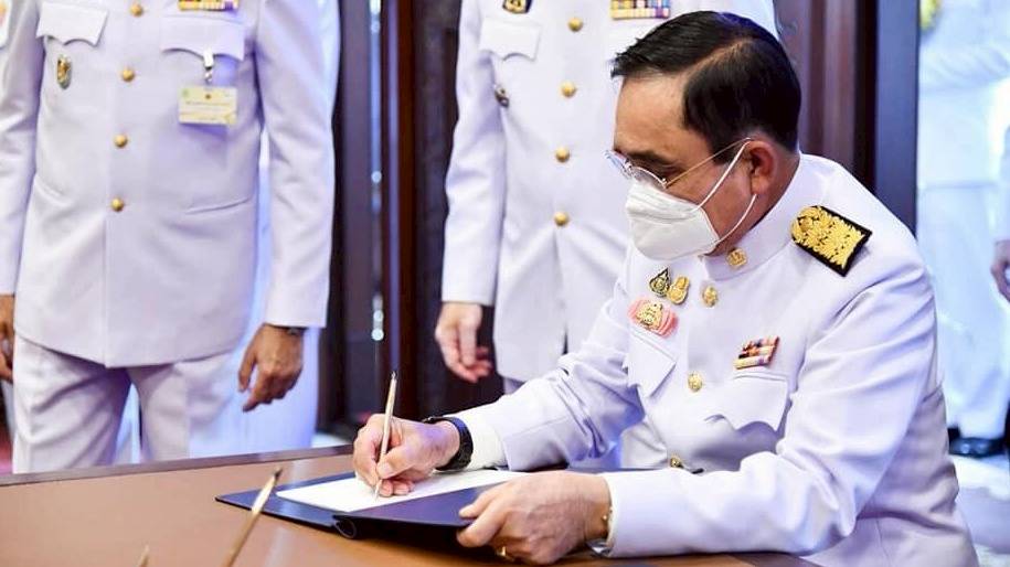 "นายกฯ" ลงนามถวายพระพรพระบาทสมเด็จพระเจ้าอยู่หัว | THE ROOM 44 CHANNEL | LINE TODAY