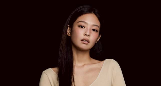 Jennie全新CK廣告大片曝光！「勾魂眼神＋性感POSE」電翻全網：辣到升天了 | 台灣達人秀TTshow | LINE TODAY