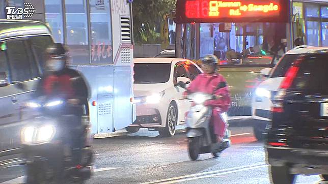 走路才8分鐘！ 內科800公尺下班開車塞近1HR | TVBS | LINE TODAY