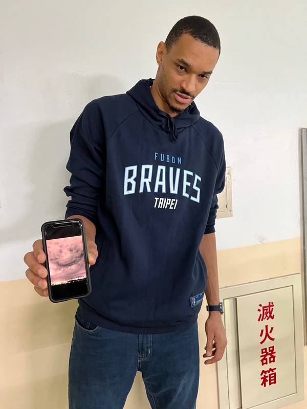 PLG勇士強森騎單車 用手機記錄美景(圖) | 中央通訊社 | LINE TODAY