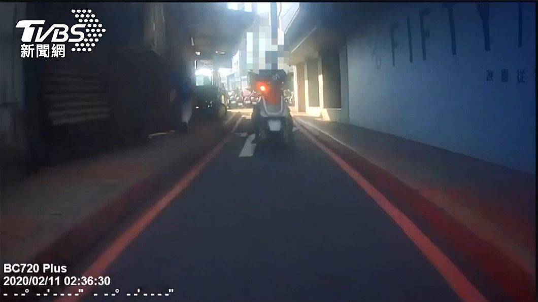 路你家的？騎士併排臨停 遭後車追趕飆罵 | TVBS | LINE TODAY