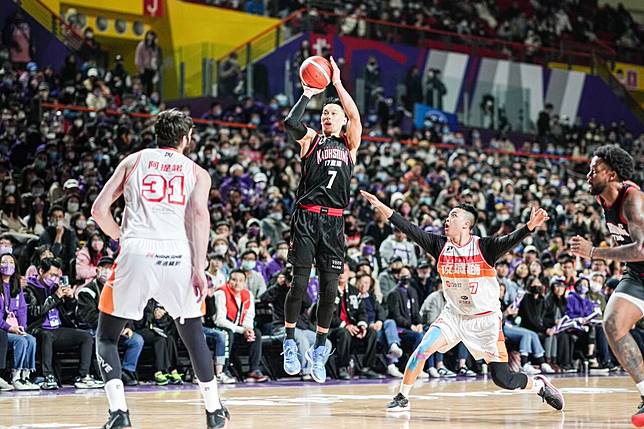 PLG》豪神!林書豪狂飆32分 重演NBA經典一擊 | 麗台運動 | LINE TODAY