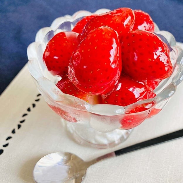 【甘くないいちごは〇〇するだけで美味しくなる！？】すぐ試したくなる裏技(Tasty Japan)