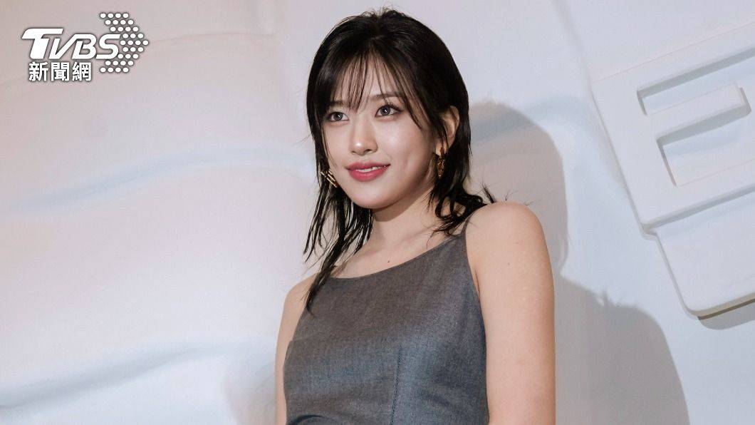 IVE安俞真又換髮型了！ 露肩洋裝現身FENDI米蘭時裝秀美翻 | TVBS | LINE TODAY