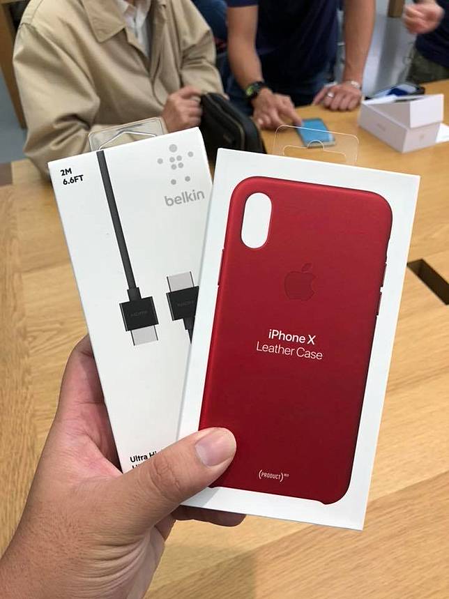 รีวิว iPhone X - ฝรั่งปรับแต่งฝาหลังให้เป็นแบบใสมองทะลุเข้าไปข้างใน