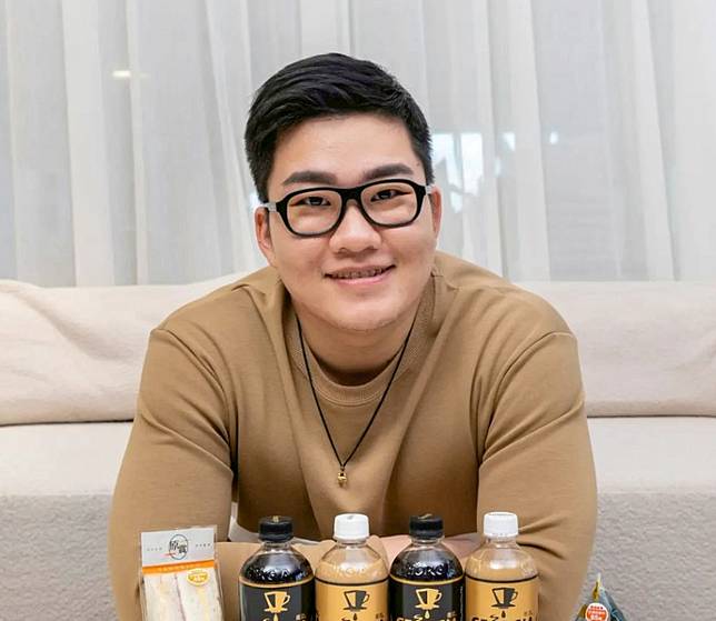 Joeman曬10年前「賽評時代舊照」！網驚： 現在比較年輕 | 新頭殼 | LINE TODAY