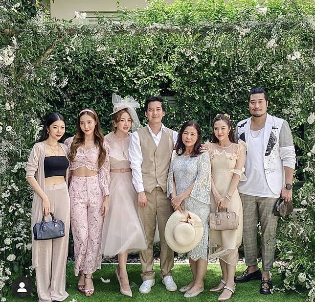 "เชน ธนา" ควงภรรยา ทำบุญขึ้นบ้านใหม่-พร้อมย้ายเข้าอยู่ คฤหาสน์หรู 200 ล้าน" " | Khaosod | LINE TODAY