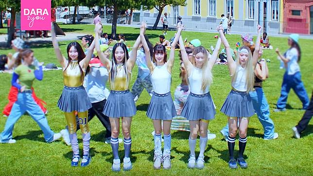 “super Shy” ของ Newjeans ทะยานขึ้นสู่จุดสูงสุดบน Official Singles Chart