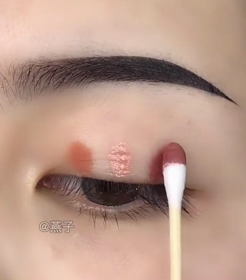 韓網爆紅「傻瓜式眼影畫法」一根棉花棒＋三條線搞定眼妝，零技巧也能輕鬆上手 Line購物