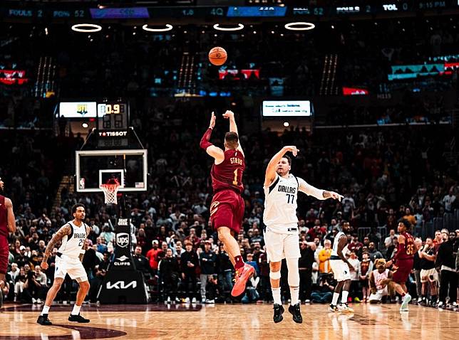 NBA》18公尺史上第二遠 Max Strus三分球絕殺獨行俠 | TSNA | LINE TODAY