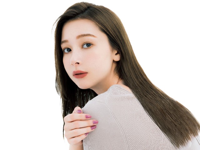 フェイスラインが引き上がる！ 小田切ヒロさんが教える頭皮ほぐし＆おすすめアイテム（MAQUIAメイク）