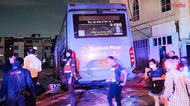 สลด! รถเมล์สาย 69 ชนกับจยย. พุ่งขึ้นฟุตปาธ เสียชีวิตคาที่ 1 ราย เจ็บอีก 3 | Khaosod | LINE TODAY