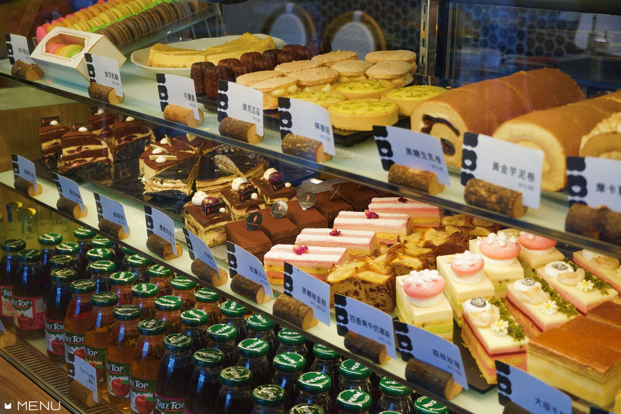 【MENU帶路】時尚黑白風格的「黑RURU CAFE」，超萌笑笑羊陪你一起享受午茶時光 | LINE購物