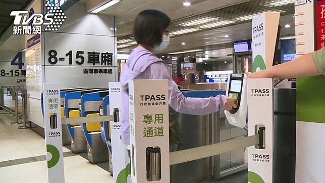 TPASS首通勤日混亂！ 排隊儲值開卡險遲到 | TVBS | LINE TODAY