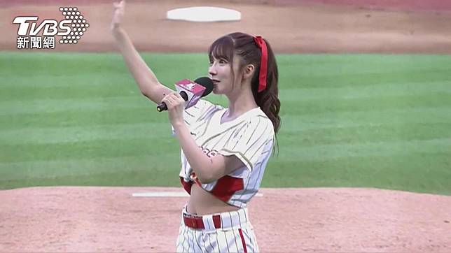 女神降臨！三上悠亞「天母開球」 狂售7千張票 | TVBS | LINE TODAY