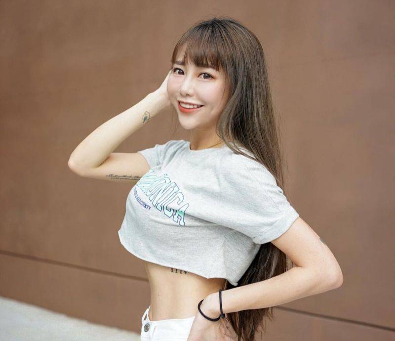 梓梓美胸太傲人！側身一看暴動了 | NOWnews 今日新聞 | LINE TODAY